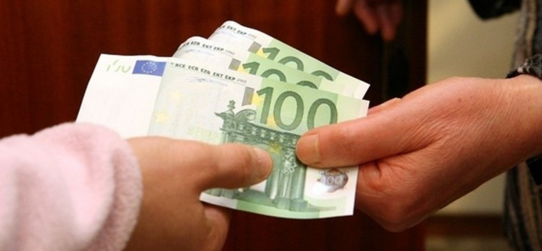 ALLARME NUOVA TRUFFA IN PIENO GIORNO: ECCO COME RIESCONO A SFILARVI I ... ALLARME NUOVA TRUFFA IN PIENO GIORNO: ECCO COME RIESCONO A SFILARVI I ...